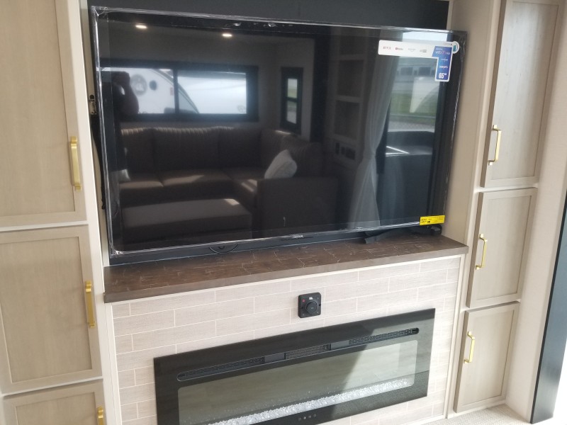 New 2025 Forest River Wildwood Heritage Glen 38 Veranda Fifth Wheel