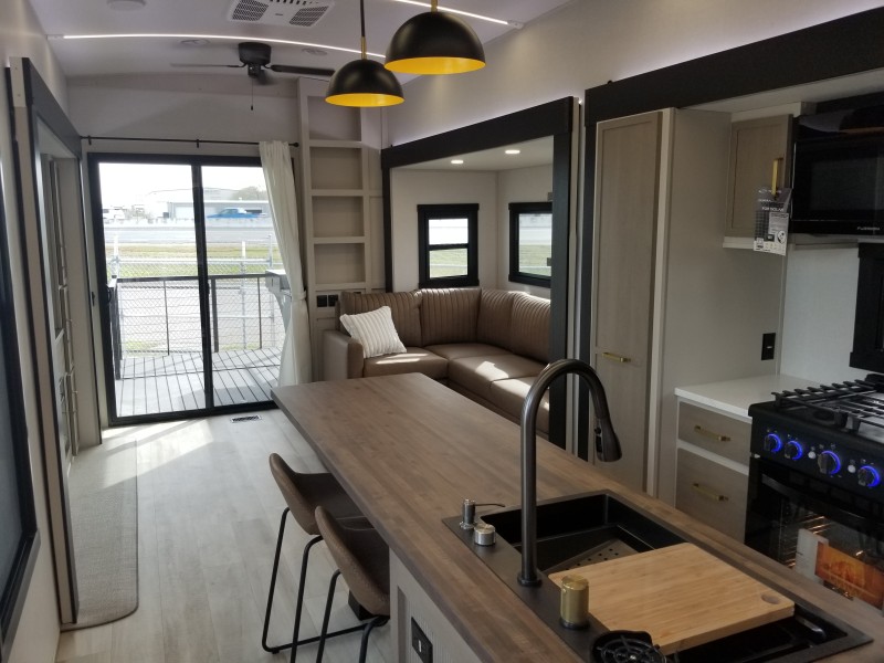 New 2025 Forest River Wildwood Heritage Glen 38 Veranda Fifth Wheel