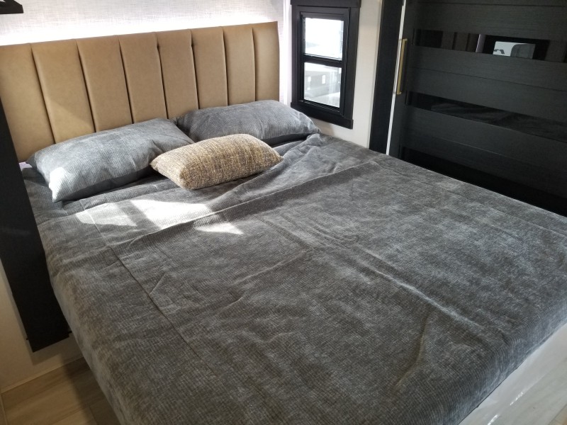 New 2025 Forest River Wildwood Heritage Glen 38 Veranda Fifth Wheel